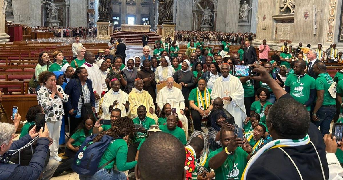 Đức Thánh cha bất ngờ xuất hiện tại Đền thờ Thánh Phêrô | RVA