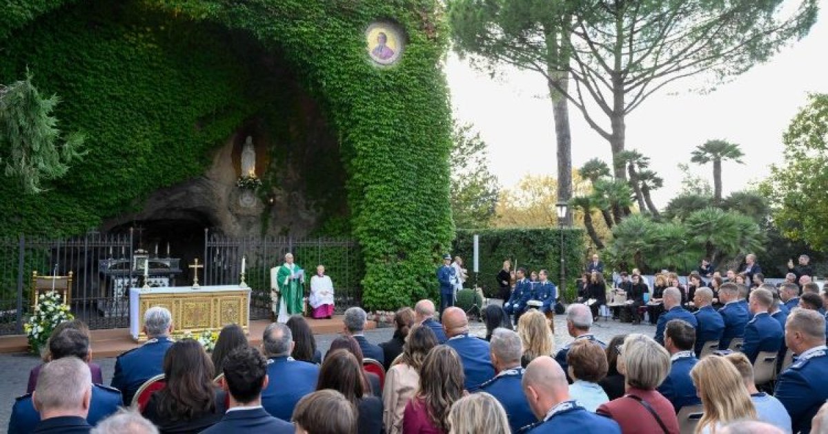 Đức Thánh cha cử hành thánh lễ cho đoàn Hiến binh Vatican | RVA